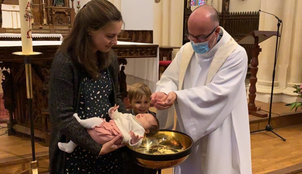 Le baptême des bébés, des enfants en âge scolaire ou des adultes